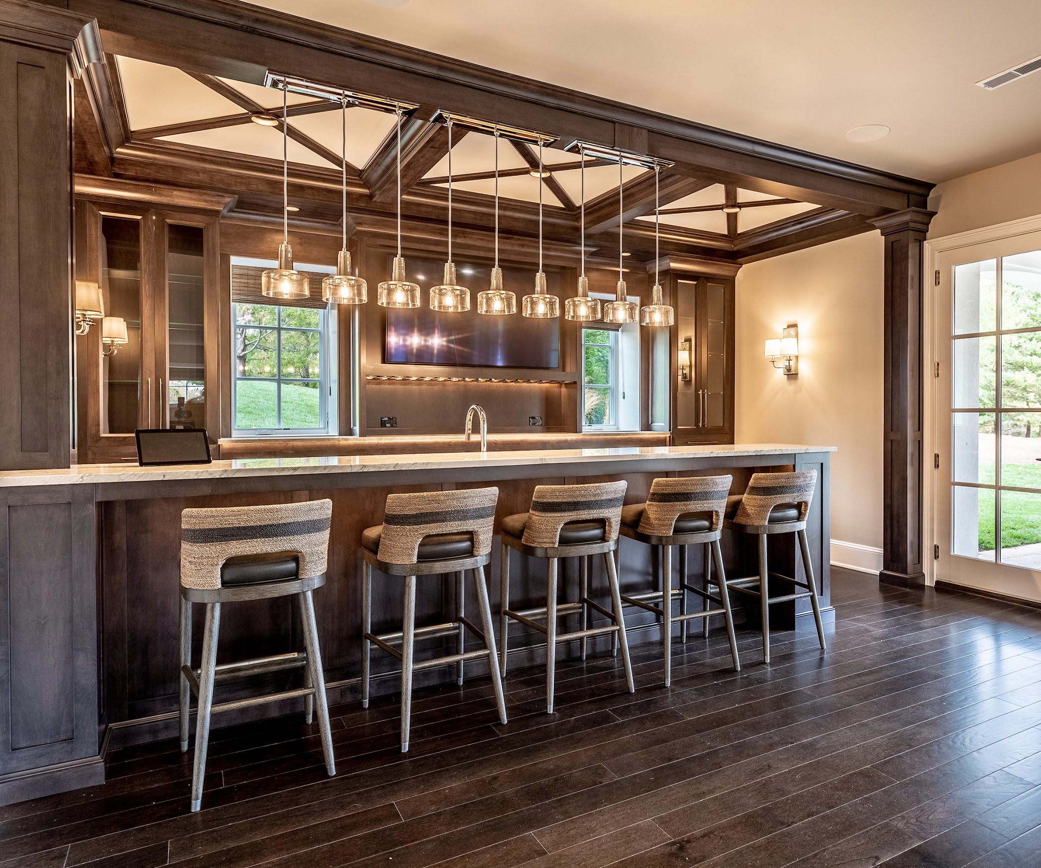 Custom Bars: Tips for Designing and Entertaining in Style